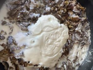 Pilze in Rahmsauce mit Semmelknödel – so schnell und lecker!